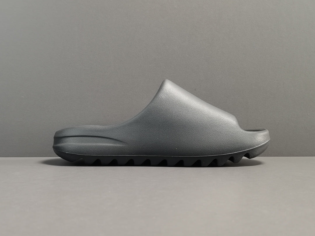 ADIDAS YEEZY SLIDE x ONYX – Phantom Kicks