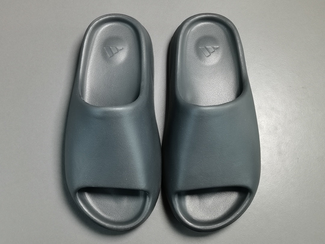 ADIDAS YEEZY SLIDE x ONYX – Phantom Kicks